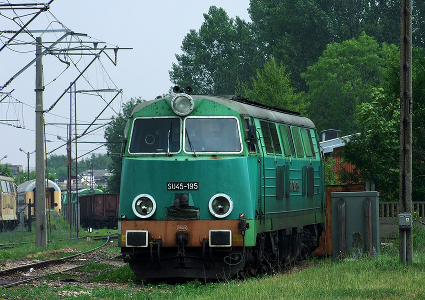SU45 - 195 stoi na terenie lokomotywowni w Białymstoku.
